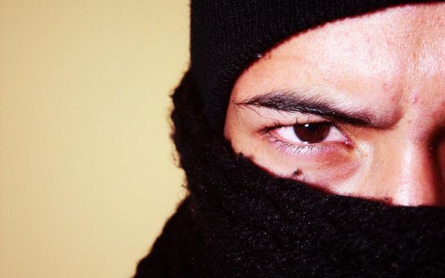 Un polițist a imobilizat doi tineri cu cagule, care filmau o farsă ...